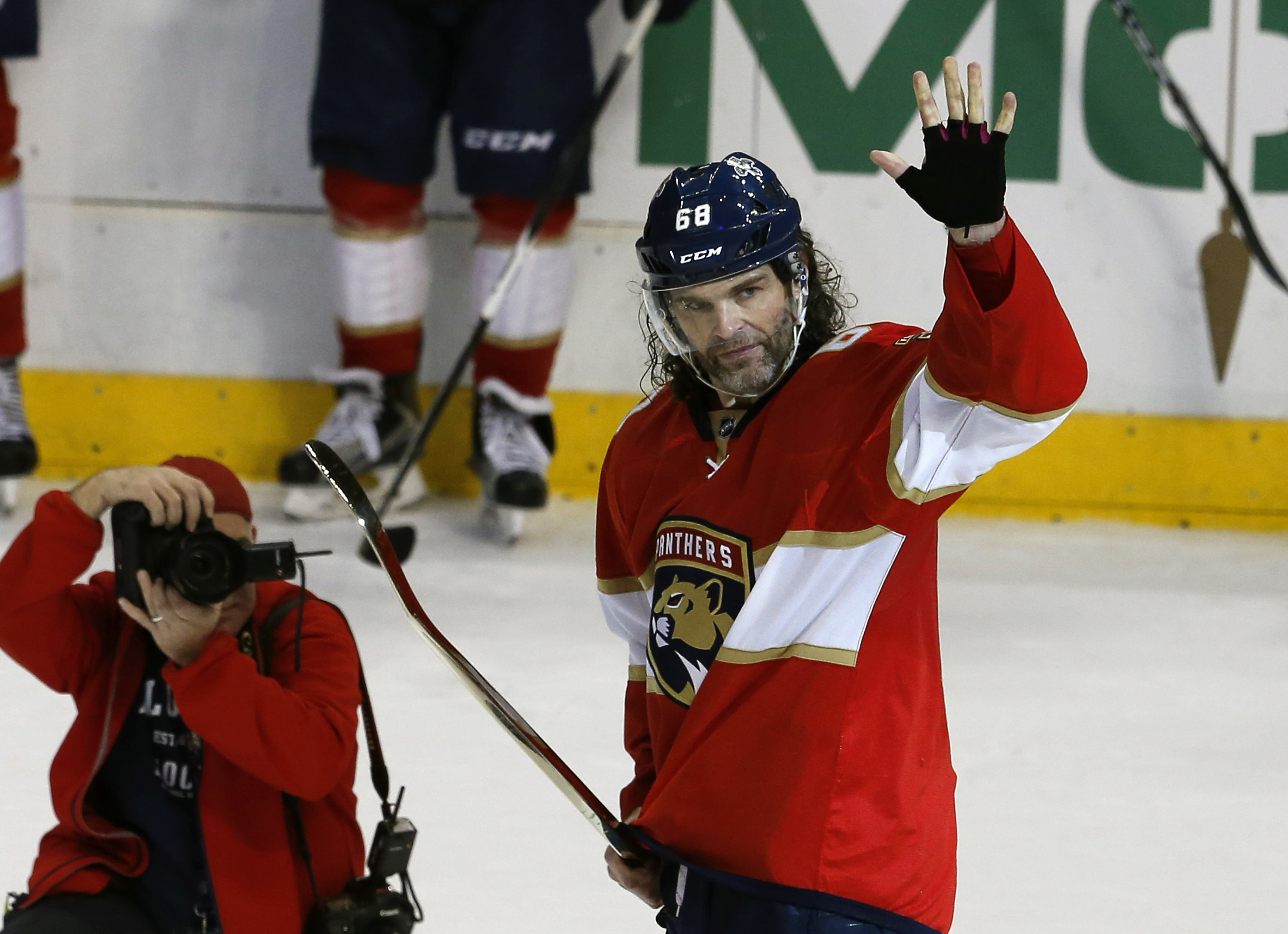 Jaromir Jagr backs his way into second on NHL points list - The Boston ...