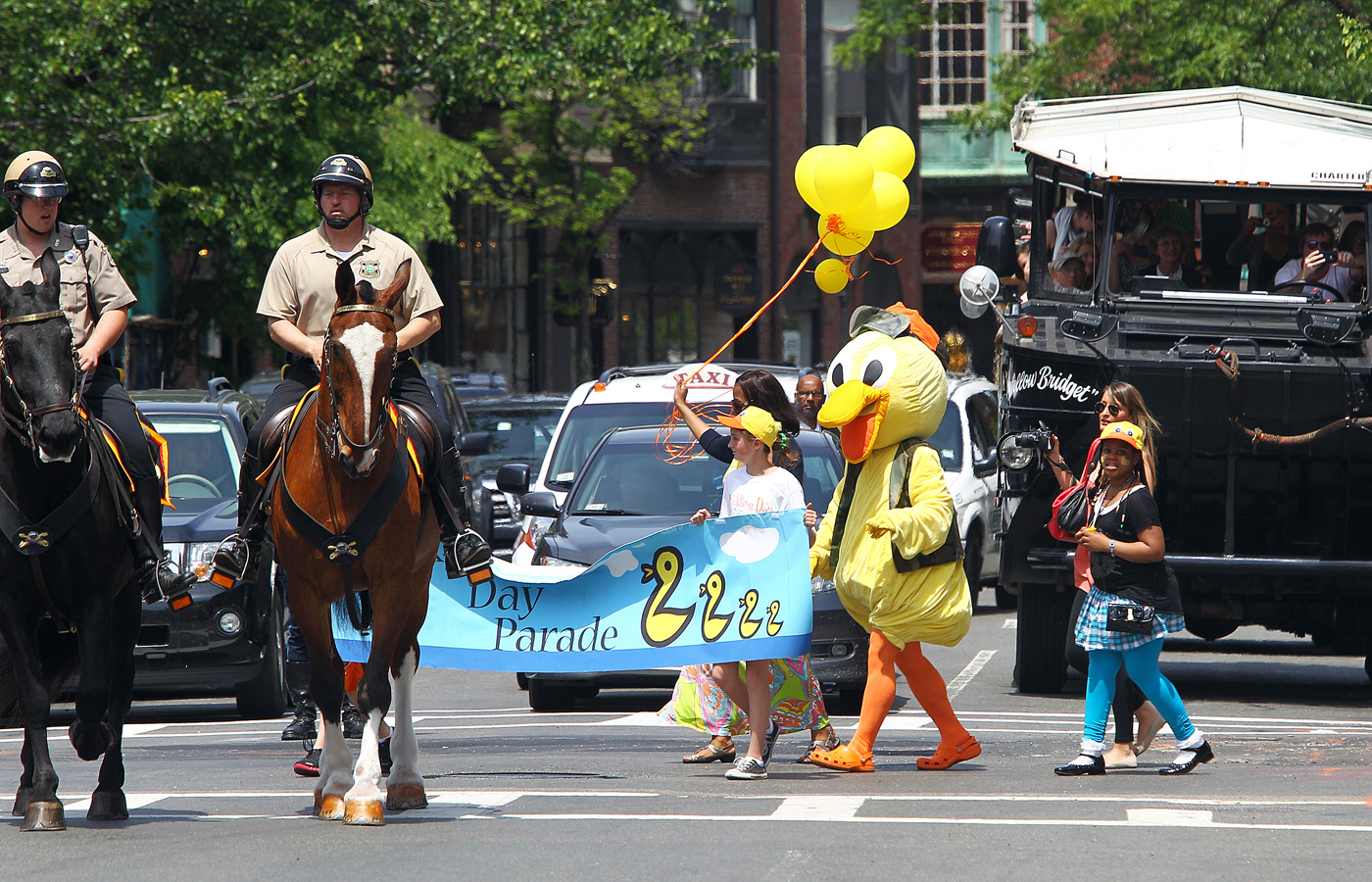 Boston makes way for ducklings - The Boston Globe