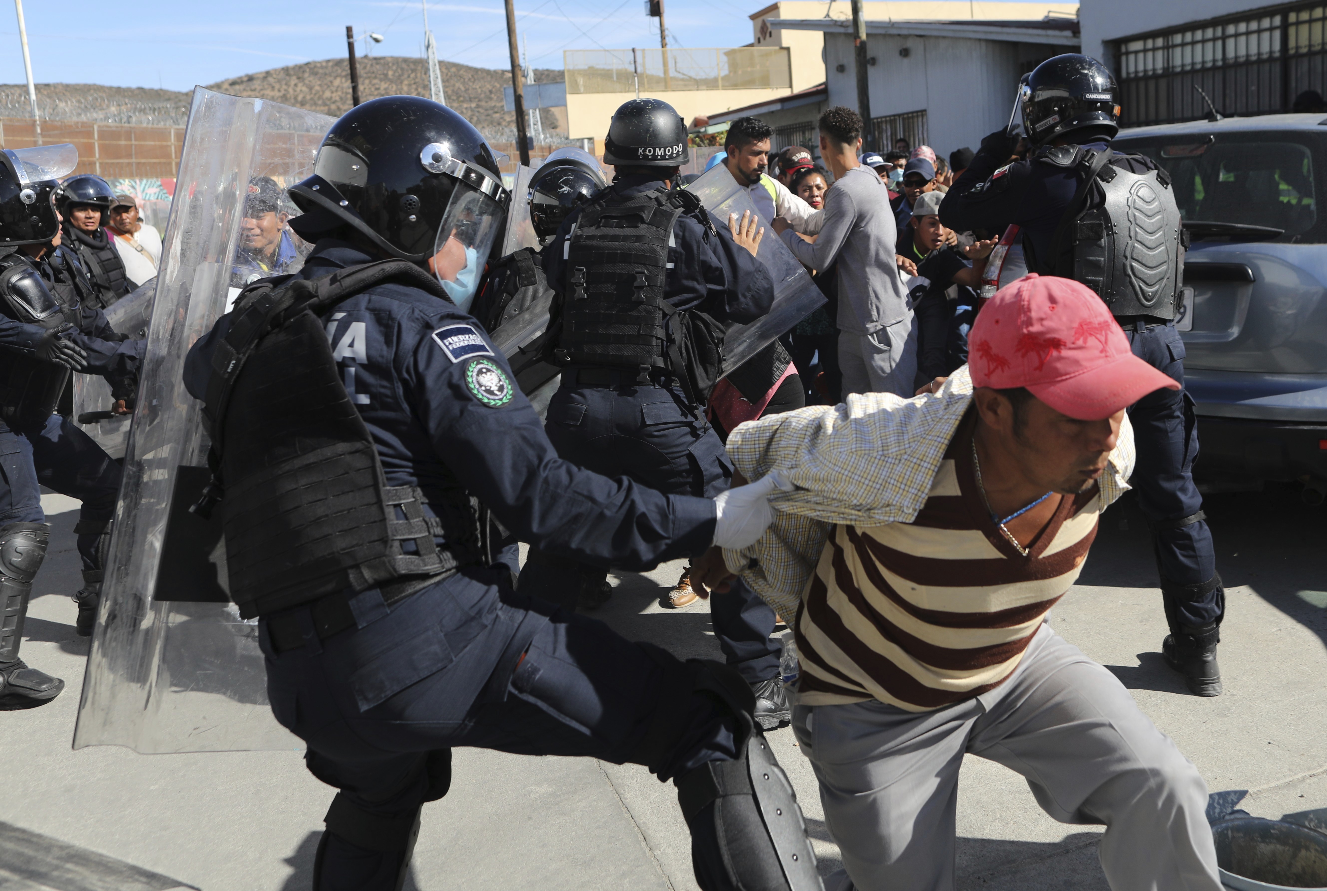 US agents fire tear gas at migrants trying to cross the border - The ...