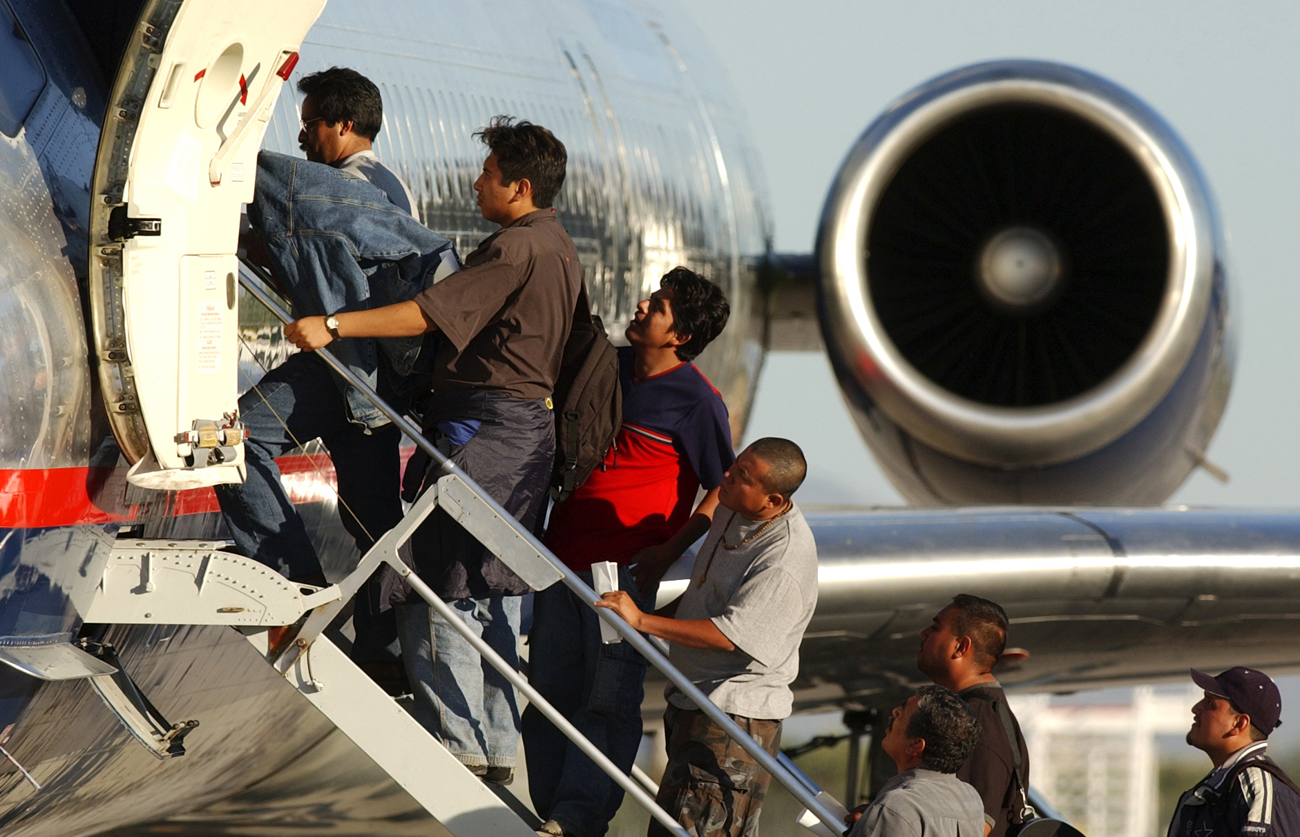 Border Patrol halts immigrants’ free return flights to Mexico - The ...