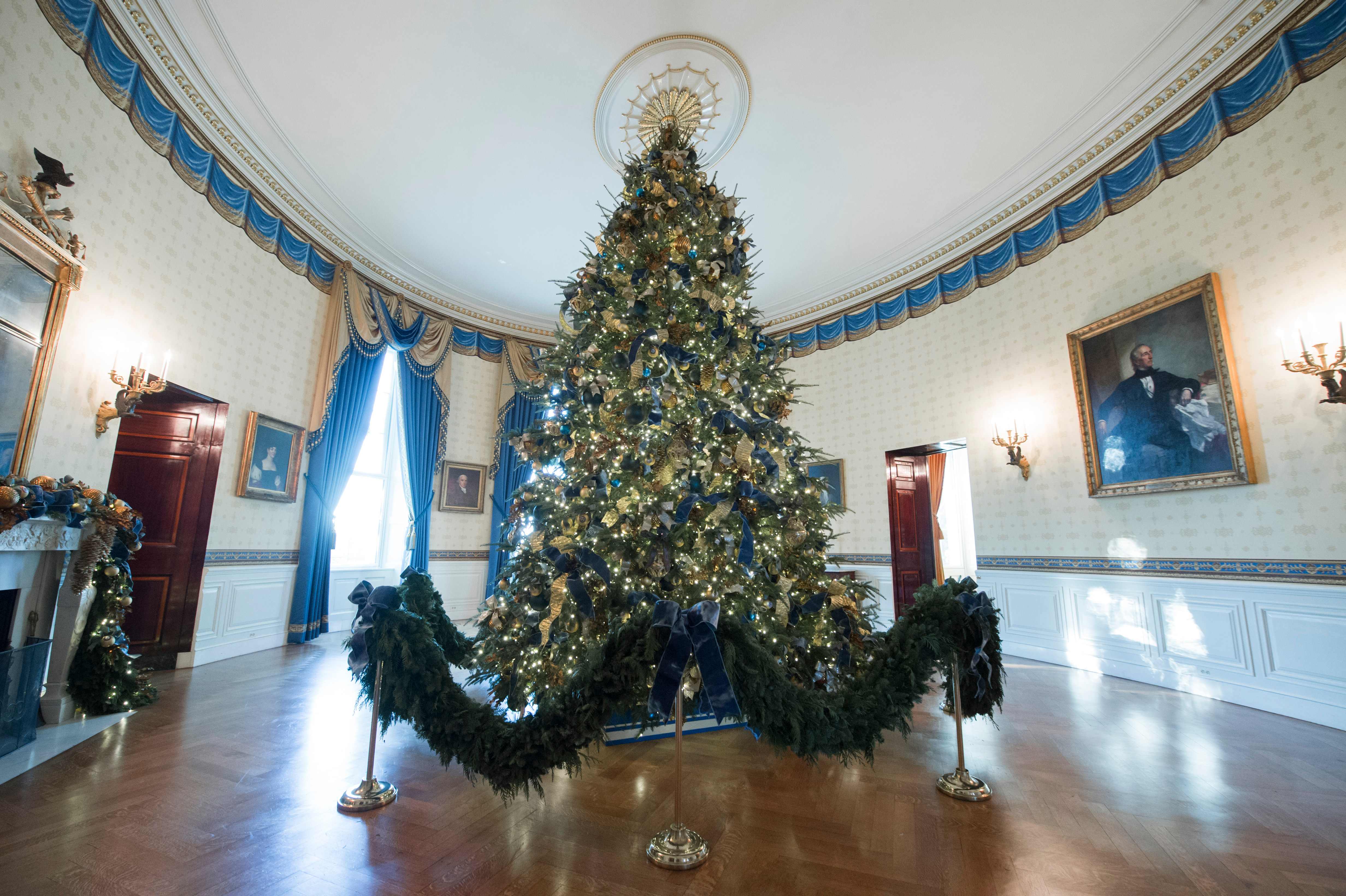 Photos: Melania Trump goes with classic, traditional Christmas decor ...
