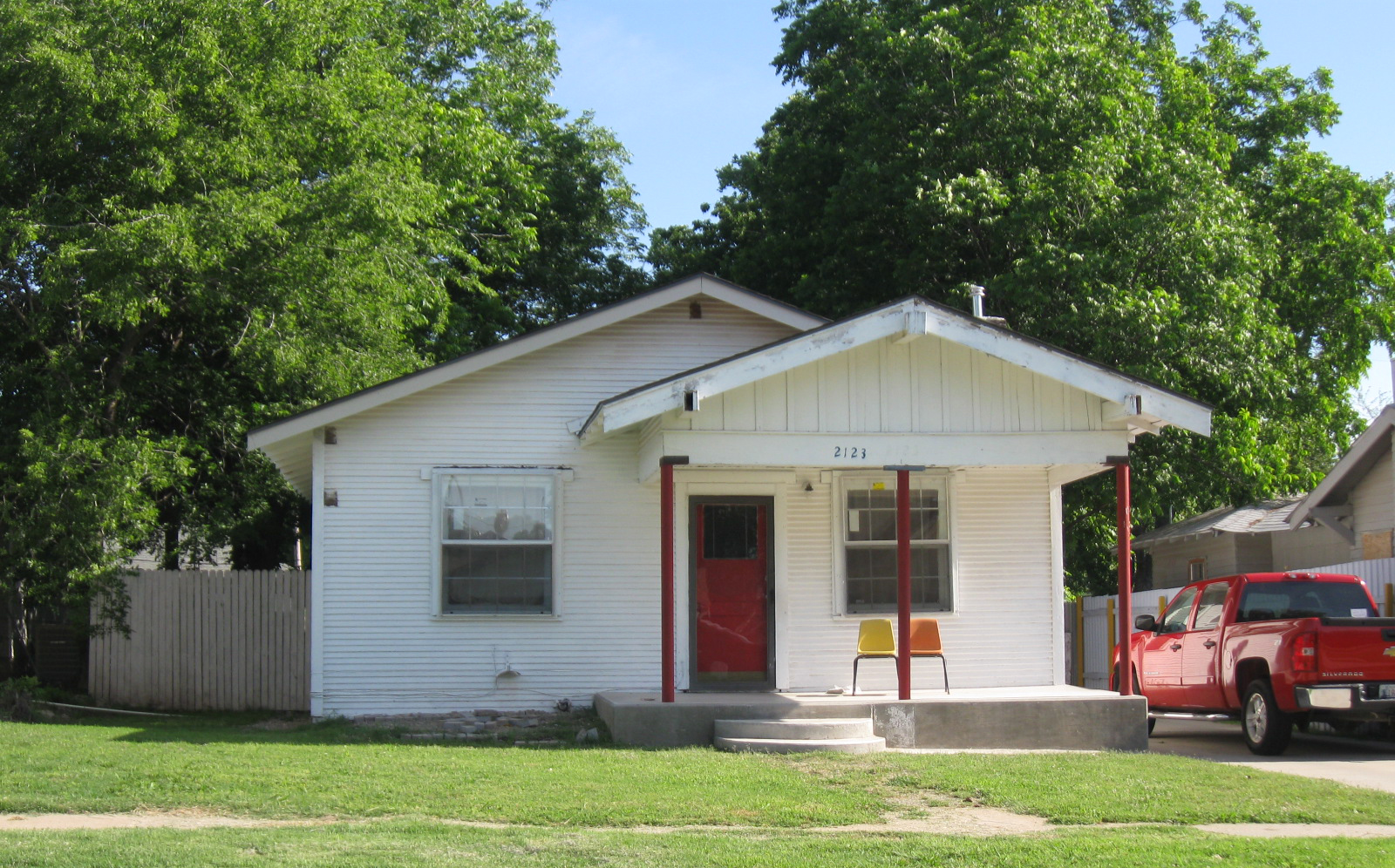 Trump accuses Warren of hypocrisy for buying foreclosed homes - The ...