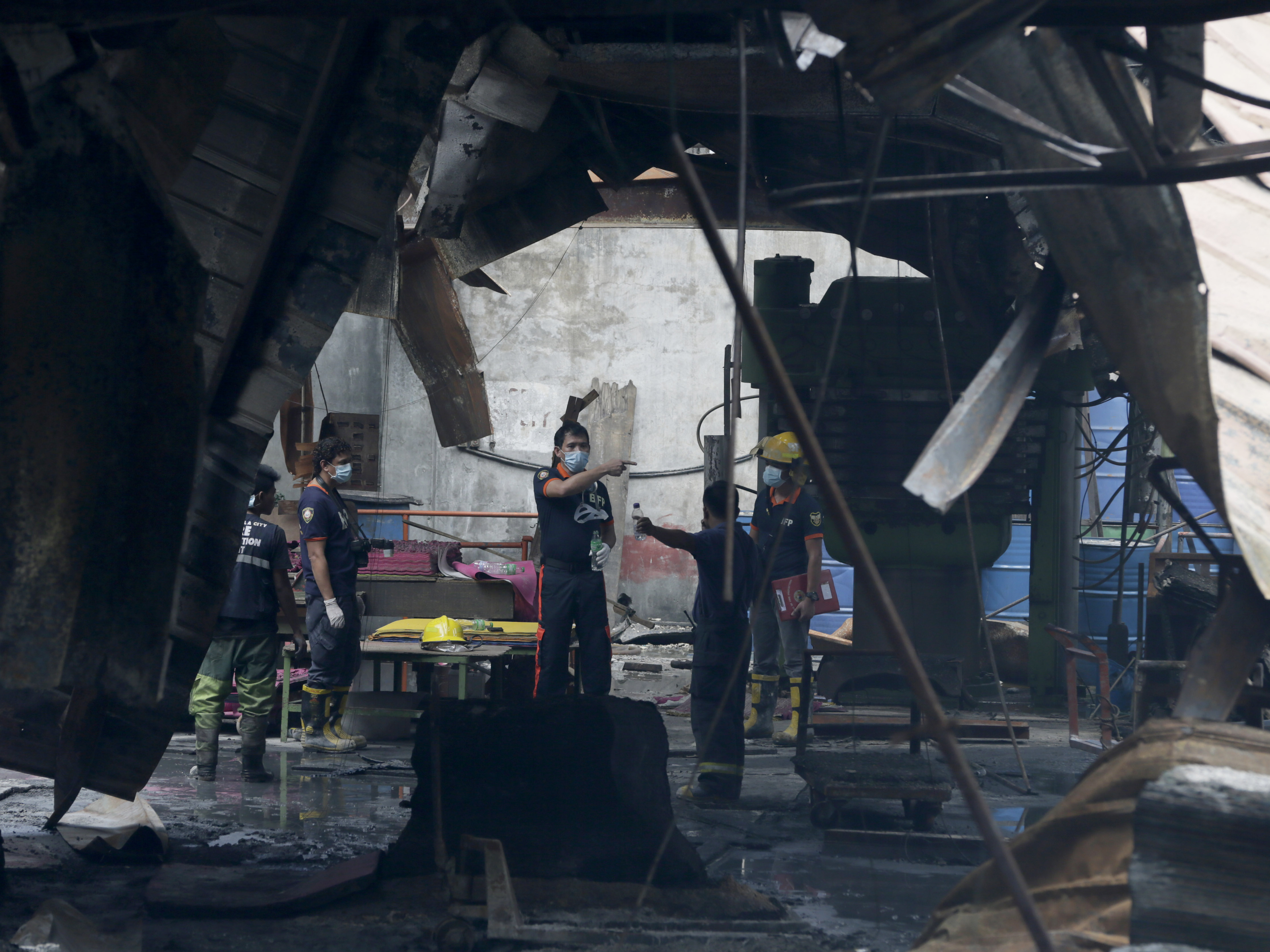 Philippine factory fire traps, kills 72; lapses investigated - The ...