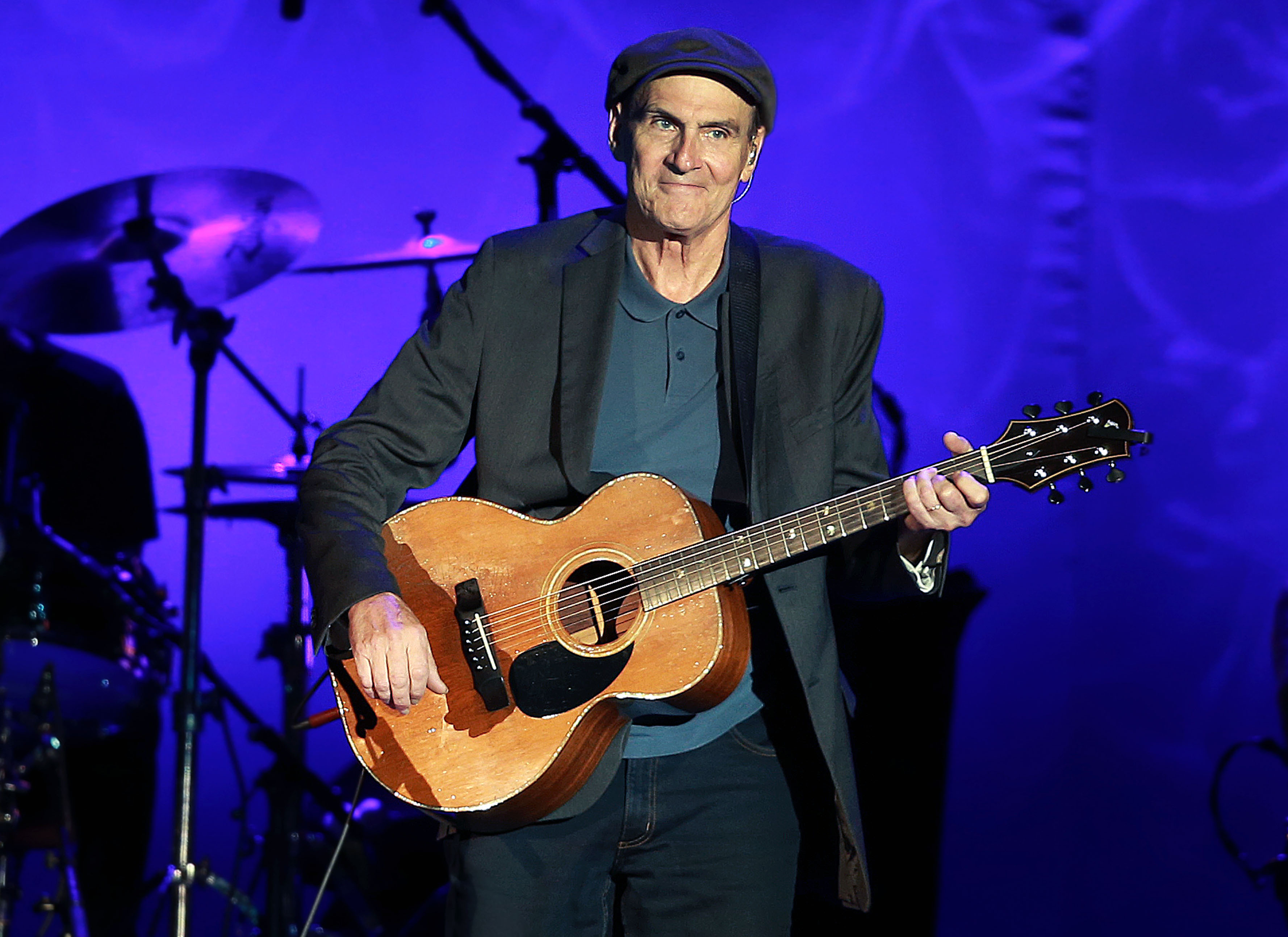 James Taylor’s intimate songs find a home at Fenway - The Boston Globe